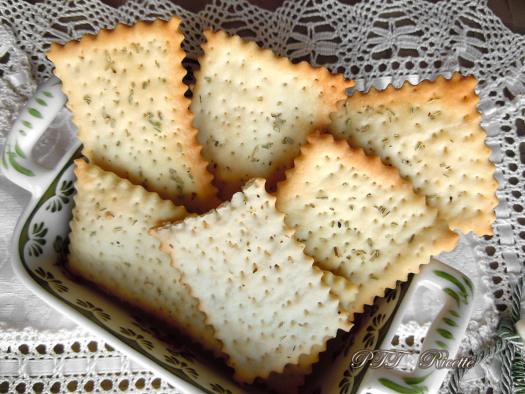 Crackers al rosmarino | Crackers ricetta - PTT Ricette