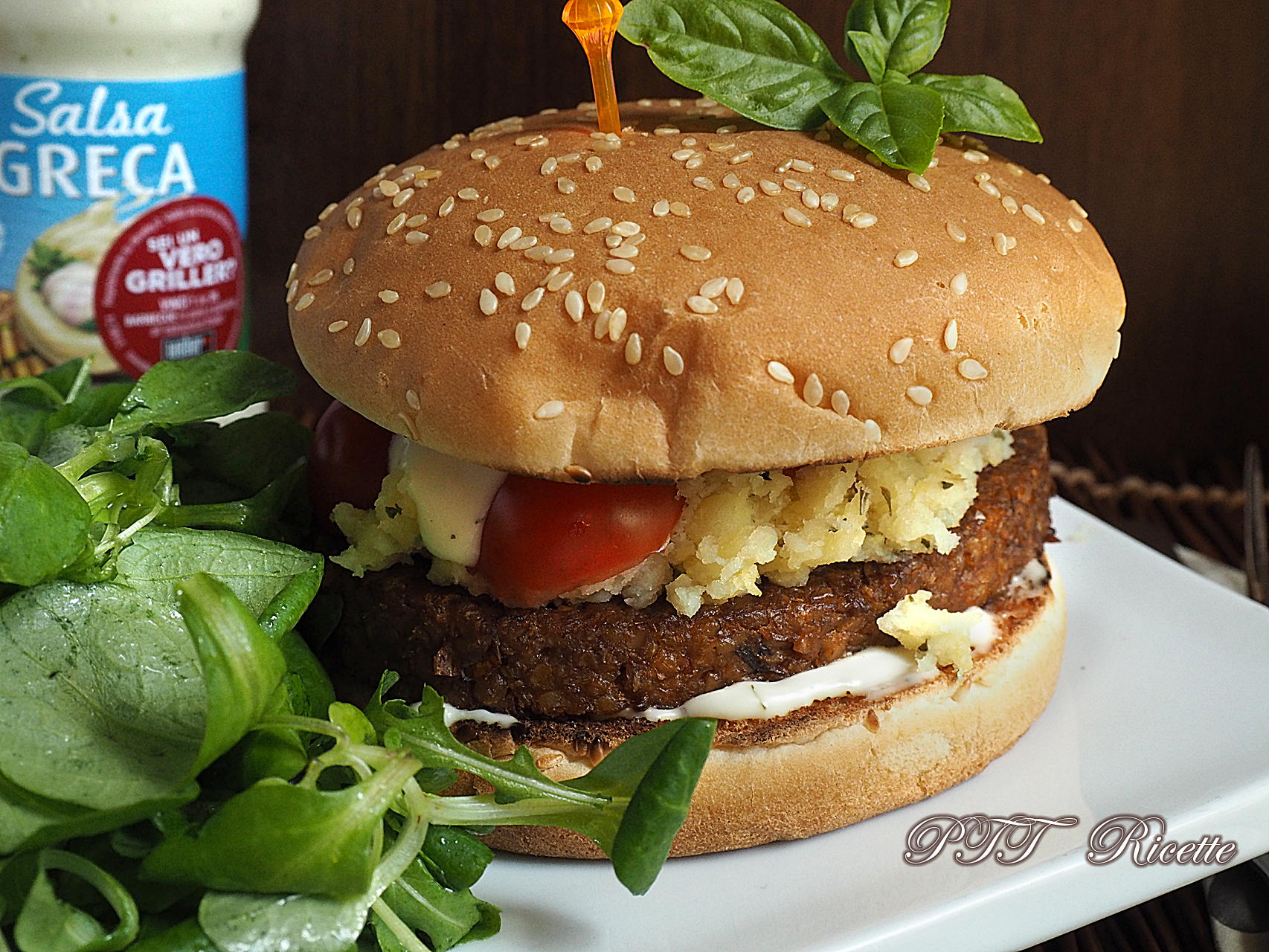 Panino con burger farro e boulghour, patate e salsa greca - PTT Ricette