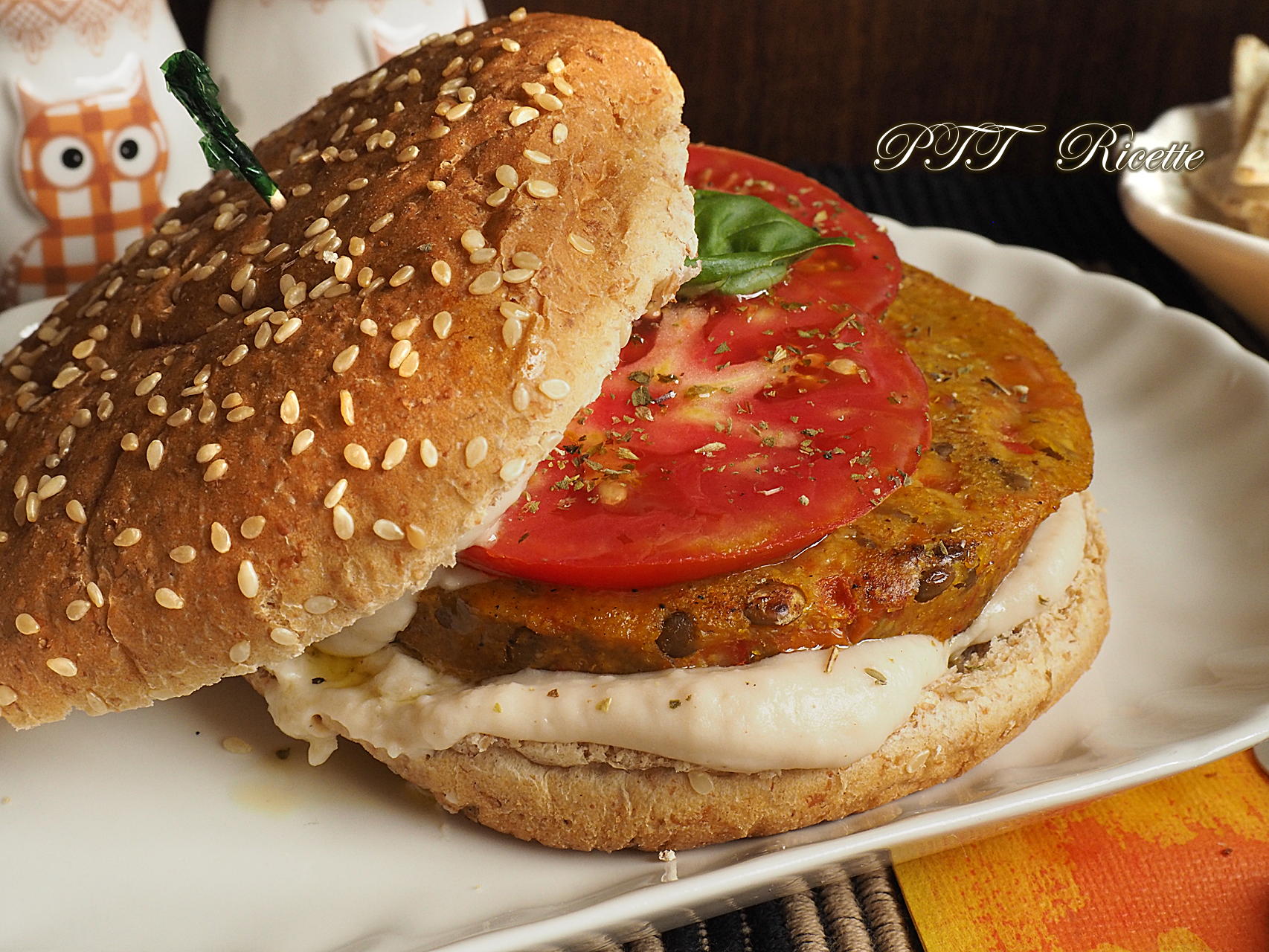 Panino con burger vegetale, crema di fagioli e pomodoro - PTT Ricette