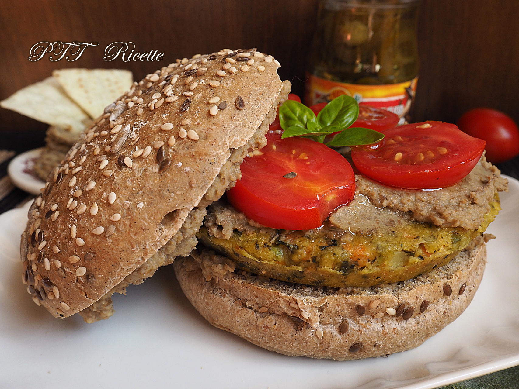 Panino con burger vegetale e crema di lenticchie piccante - PTT Ricette