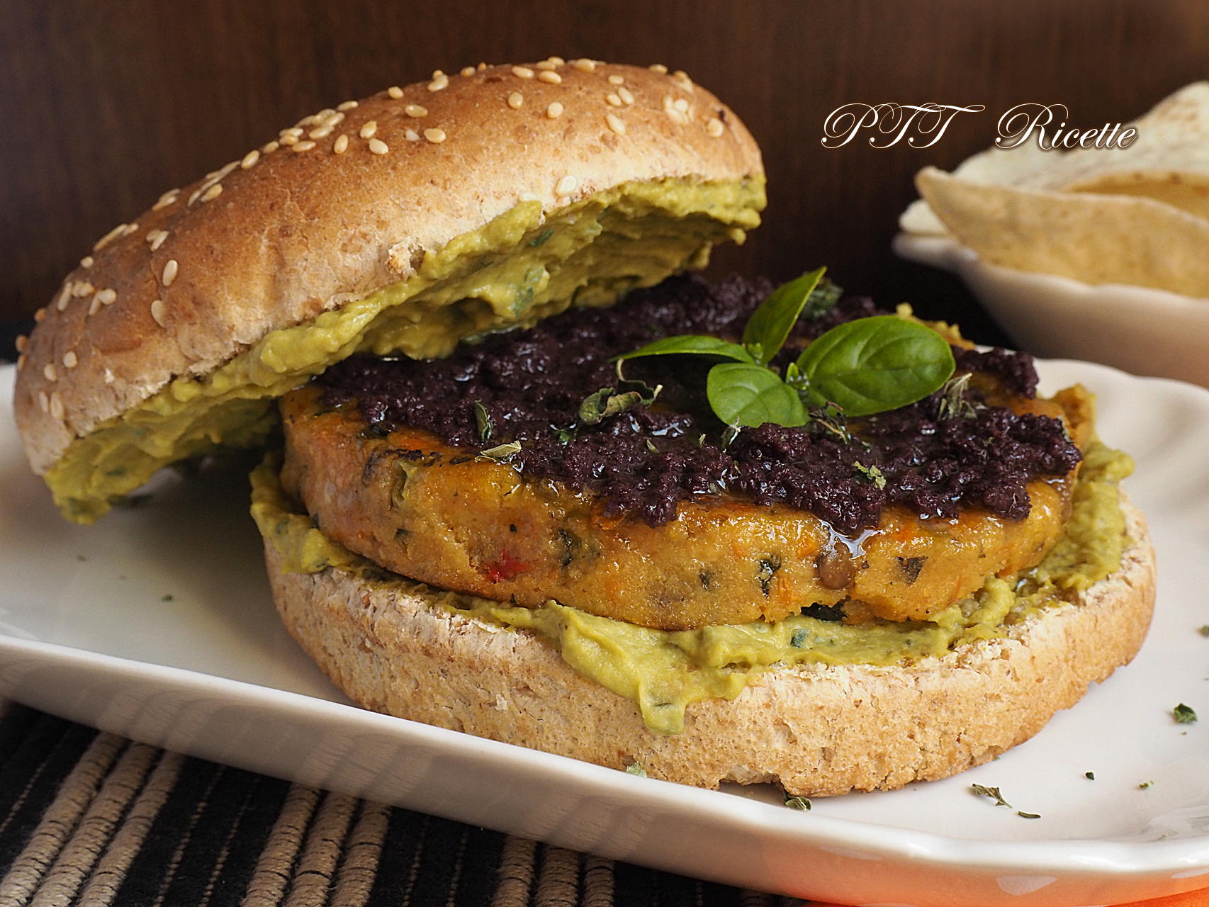 Panino con burger vegetale e crema di piselli alla nepitella - PTT Ricette