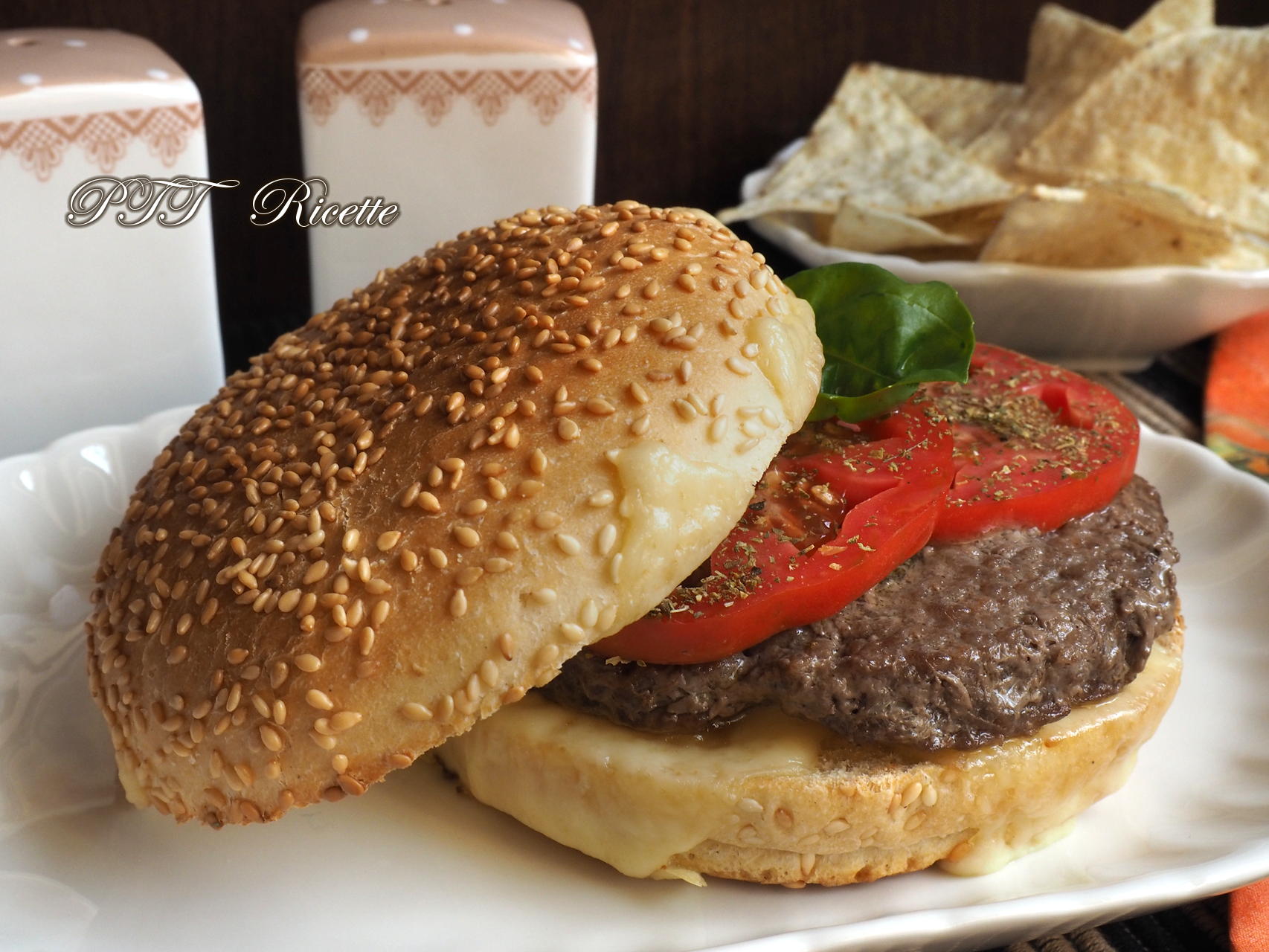 Panino con hamburger, Leerdammer e pomodoro - PTT Ricette