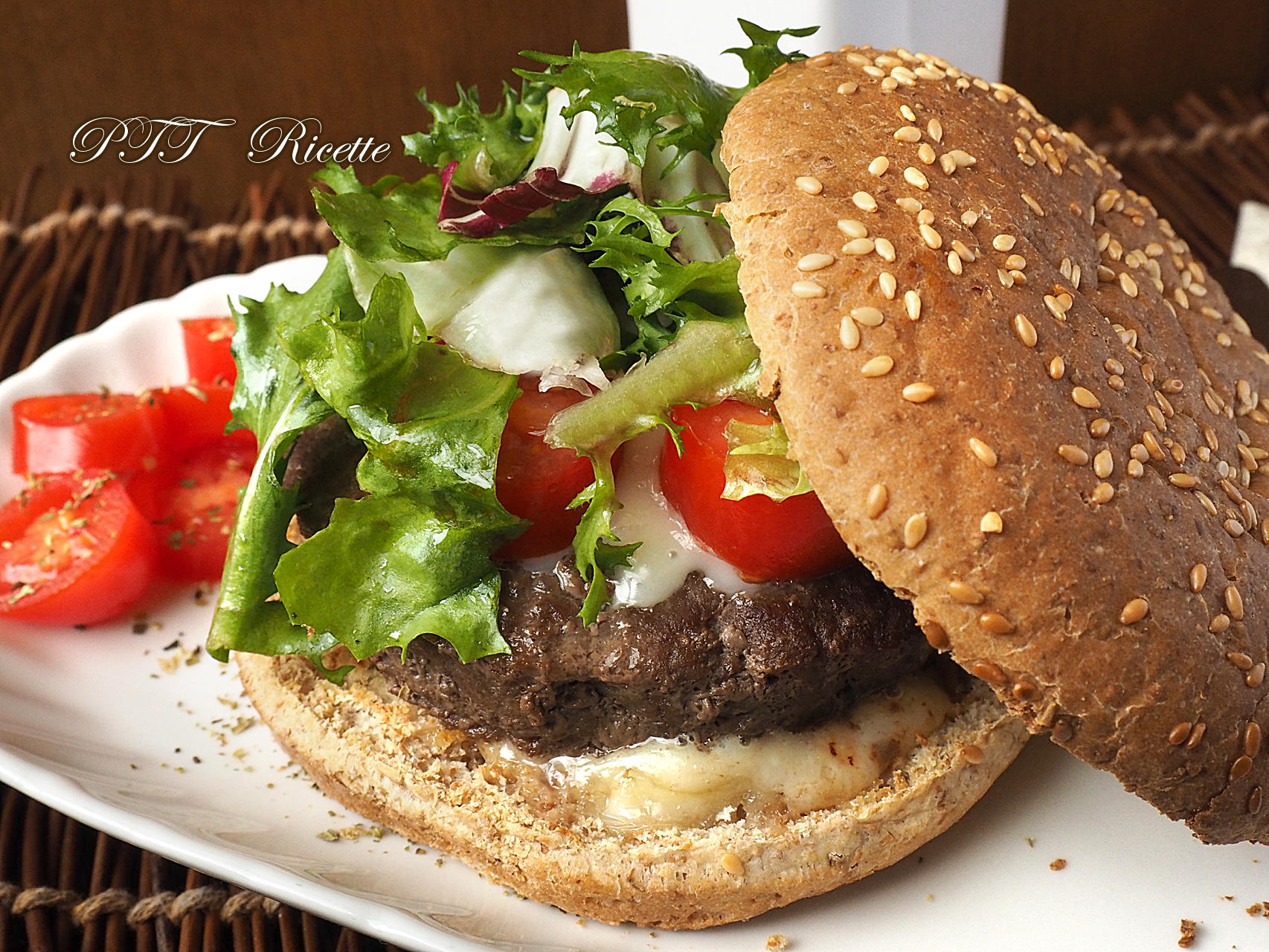 Panino ricco, con hamburger, gorgonzola, pomodorini e insalata - PTT ...