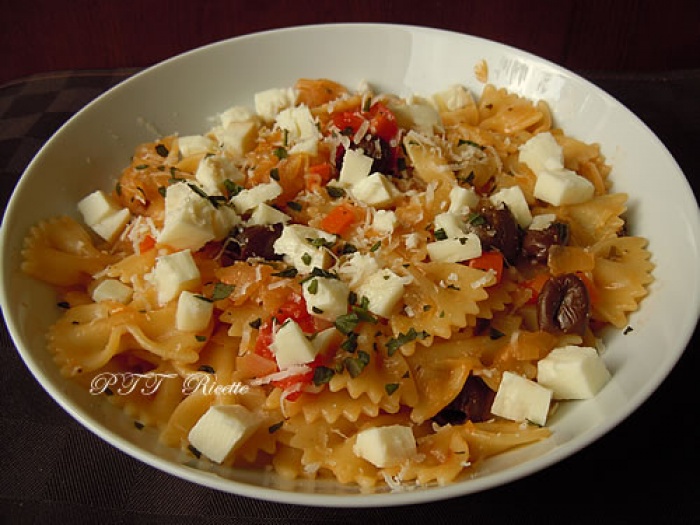 Pasta con cipolle, pomodorini e treccione affumicato - PTT Ricette