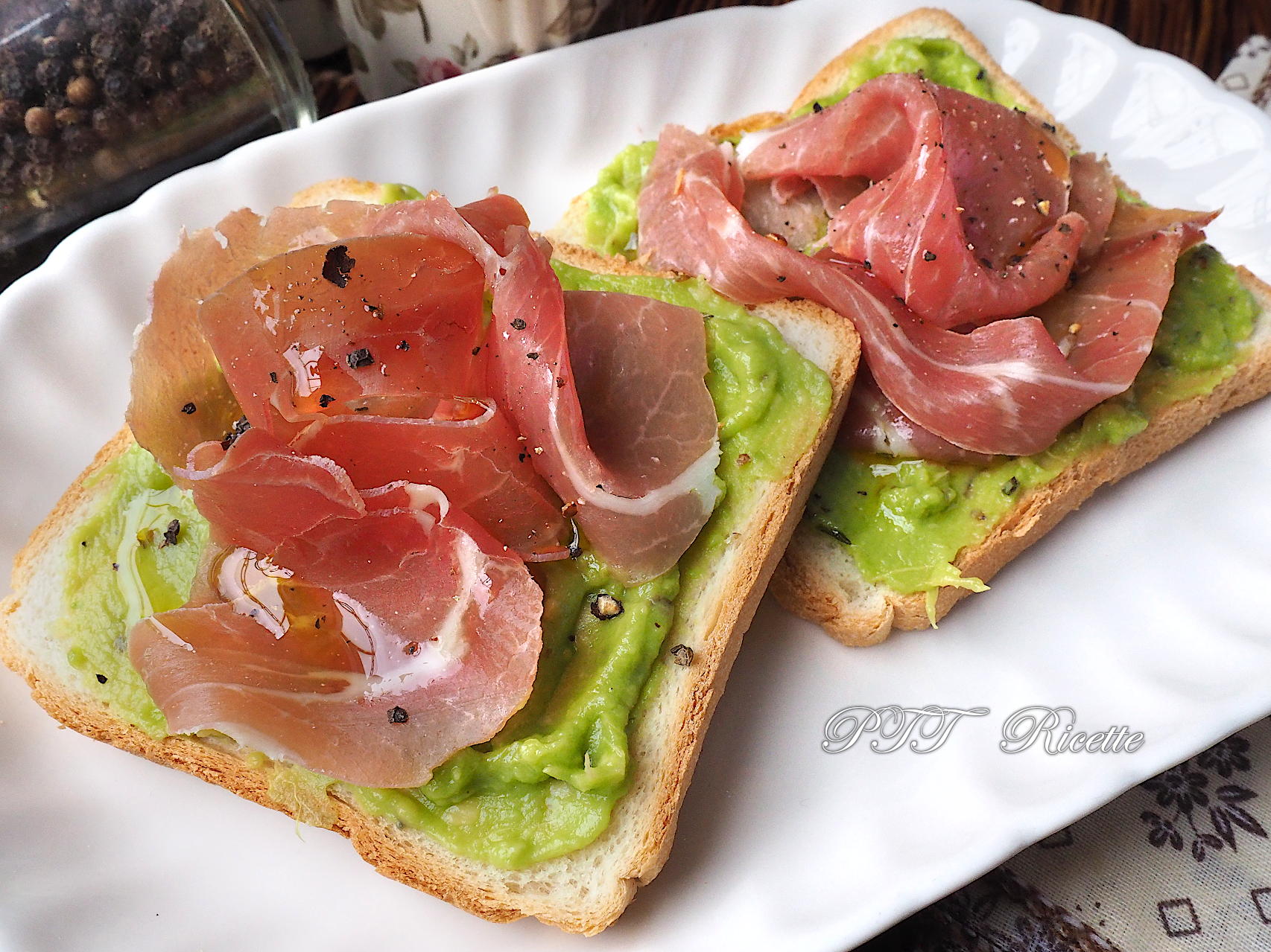 Toast con crema di avocado e prosciutto crudo - PTT Ricette