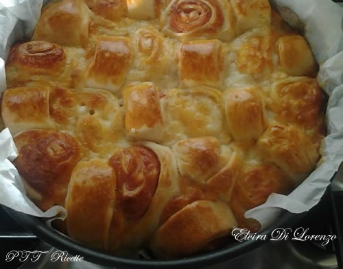 Torta di rose salata ripiena di mortadella e formaggio filato - PTT Ricette